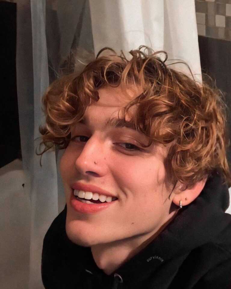 Vinnie Hacker Wallpaper - iXpap