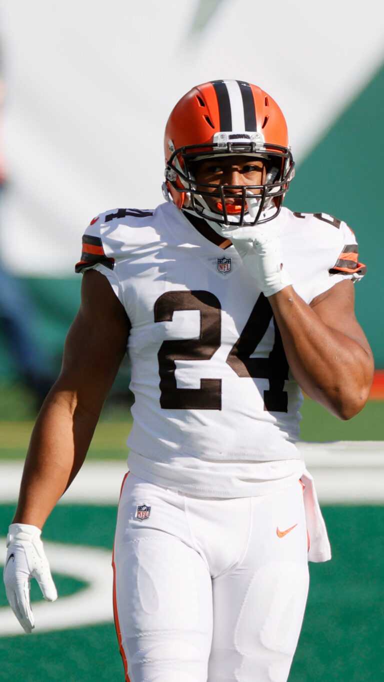 Nick Chubb IPhone Wallpaper - iXpap