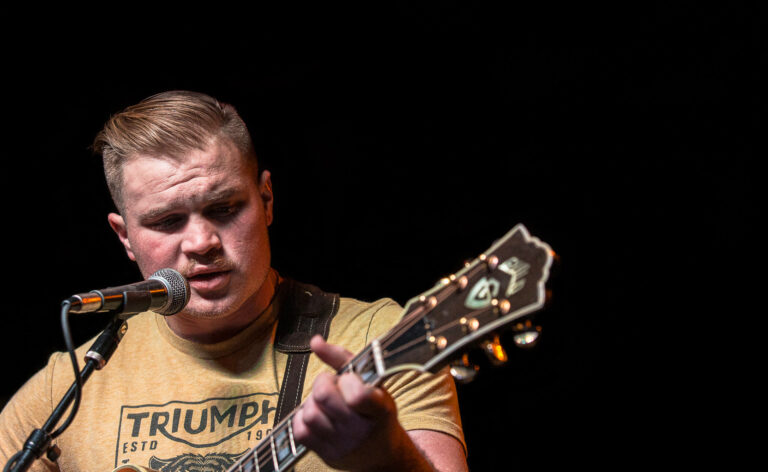 Zach Bryan Wallpaper - iXpap