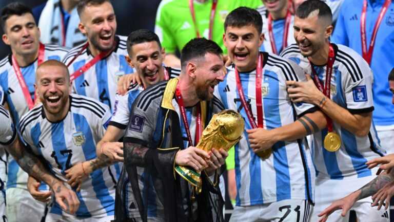 Messi Holding World Cup Wallpaper - iXpap