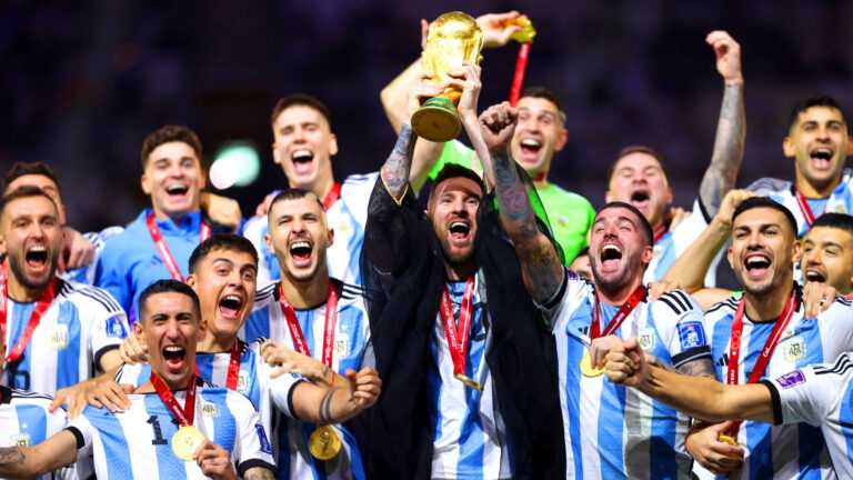 Messi Holding World Cup Wallpaper - iXpap