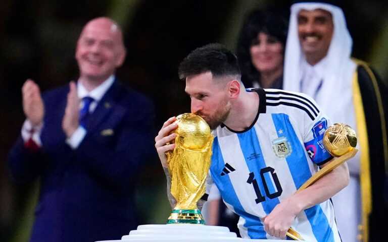 Messi Kissing World Cup Wallpaper - iXpap