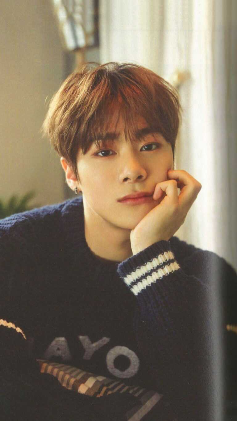 MoonBin Astro Wallpaper - iXpap