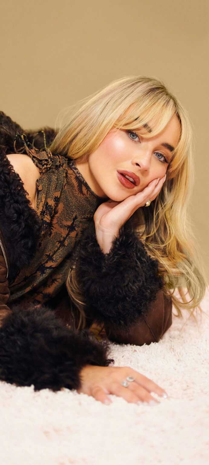 Sabrina Carpenter Wallpaper - iXpap