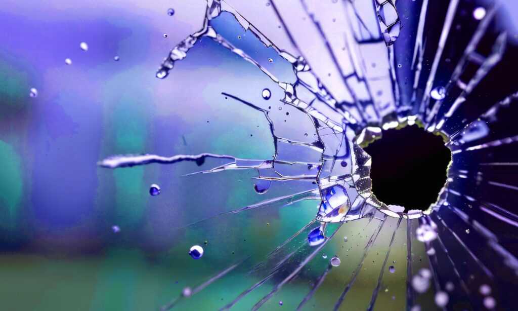 Broken Screen Wallpaper - iXpap