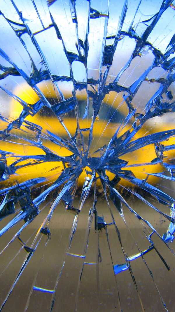 Broken Screen Wallpaper - iXpap