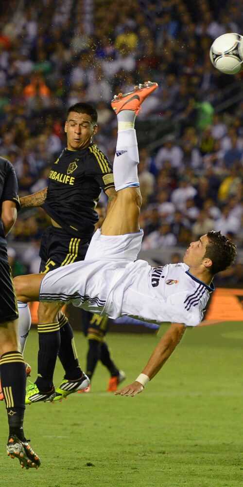 Ronaldo Bicycle Kick Wallpaper - iXpap